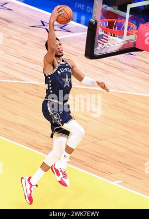 Milwaukee Bucks' Giannis Antetokounmpo dunks between Miami Heat's Kel ...