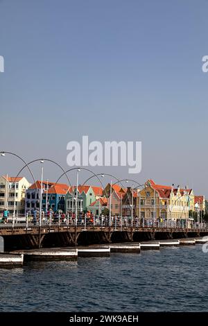 The floating Queen Emma Bridge in Willemstad, Curacao Stock Photo - Alamy