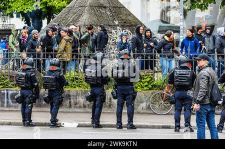 Die Zürcher Stadtpolizei hat das Kanzleiareal umstellt. Darin der ...
