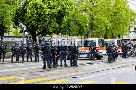 Die Zürcher Stadtpolizei hat das Kanzleiareal umstellt. Darin der ...