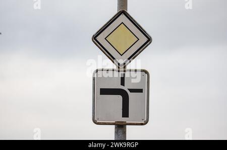Das obere Schild besagt, dass man sich auf einer Hauptstrasse befindet. Beim unteren Schild wird ...