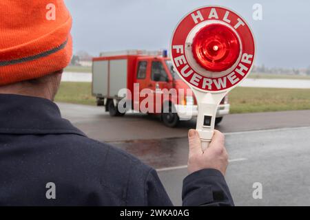 Symbolbild - Halt Feuerwehr - Haltekelle. *** Symbolic image Hold fire ...