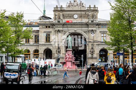 Die Alfred Escher Statue beim Zürcher Hauptbahnhof wurde von der ...