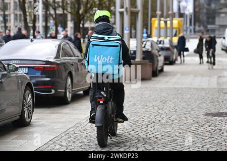 Ein Fahrer,Radfahrer vom Lieferdienst Wolt aus Helsinki faehrt mit dem ...