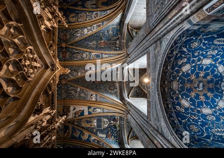 The interior of the Albi Cathedral with details on the decorations ...