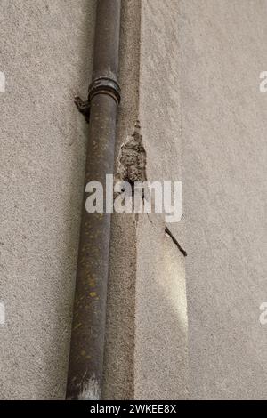 Spalling reinforced concrete Stock Photo - Alamy