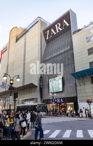 Zara, clothing store; sign; Shibuya, Tokyo, Japan Stock Photo - Alamy