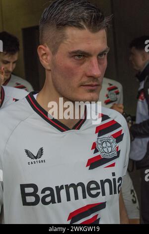Patrik Schick (Bayer 04 Leverkusen, #14) sitzt enttäuscht auf dem Boden ...