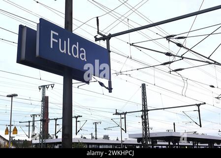 Oberleitungen und ein blaues Stationsschild für den Bahnhof Fulda ...