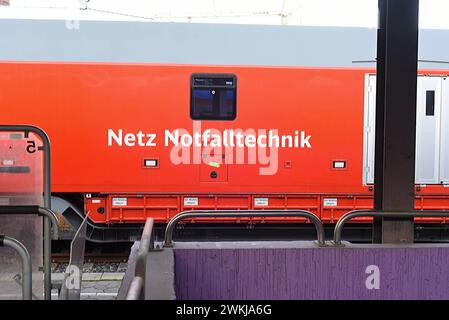 Am Bahnhof Fulda ist ein Notfallzug der Deutschen Bahn stationiert, der ...