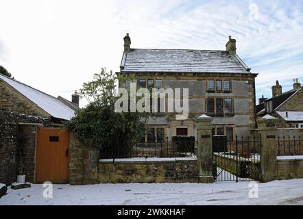 The Old Manse in the Peak District village of Great Hucklow Stock Photo ...
