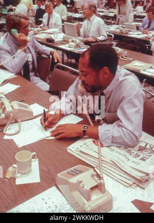 Houston Texas USA, 1990: Reporters at work in the White House press ...