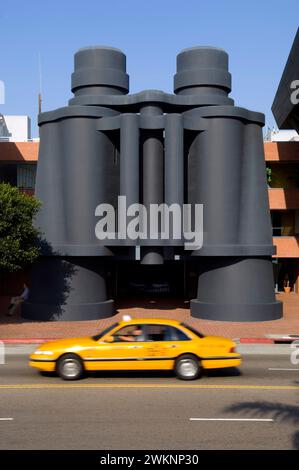 Chiat Day Building in Los Angeles by renowned architect Frank Gehry ...