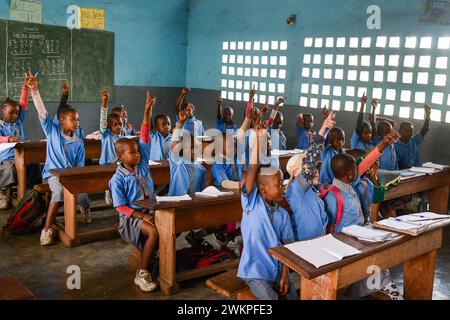 Yaounde, Cameroon. 19th Feb, 2024. Students take notes during a class ...