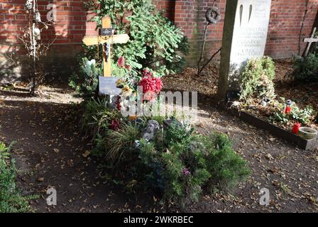 The grave of Countess Marie Larisch von Moennich at the Ostfriedhof in ...