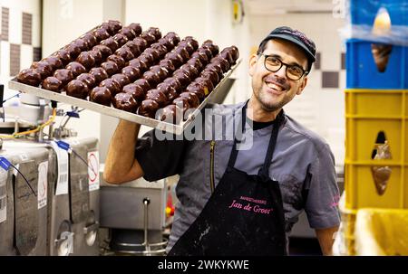 DEN BOSCH - Bossche bulbs in the bakery of Banketbakkerij Jan de Groot ...