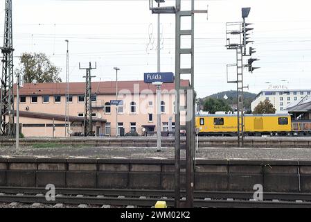 Oberleitungen und ein blaues Stationsschild für den Bahnhof Fulda ...