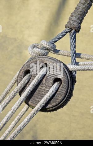 Sailing boat pulley with nautical rope Stock Photo - Alamy
