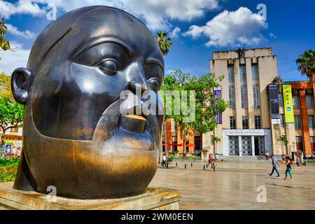 "Cabeza", 1999, Sculpture by Fernando Botero, Plaza Fernando Botero ...