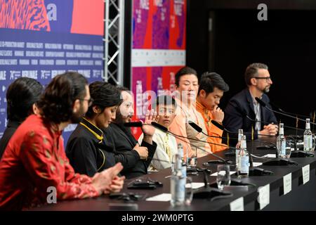 Schauspielerin Thinley Lhamo und Schauspieler Karma Shakya bei der ...