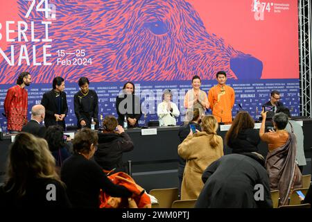 Schauspielerin Thinley Lhamo und Regisseur Min Bahadur Bham während der ...