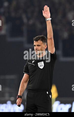Referee Jesus Gil Manzano (Spain) shows Ilya Zabarnyi (PSG, obscured ...