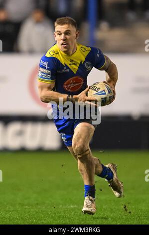 Matt Dufty of Warrington Wolves makes a break during the Betfred Super ...