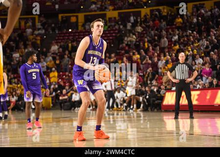 Washington Huskies forward Moses Wood (13) looks to pass the ball in ...