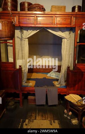 Bedroom - Yin Yu Tang House Stock Photo - Alamy