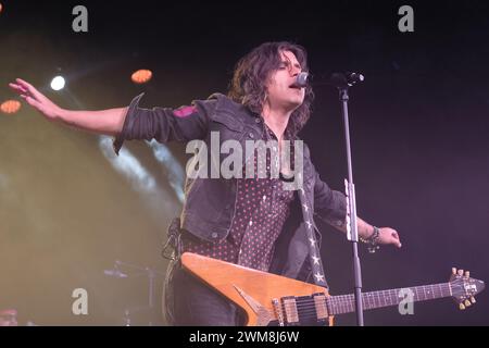The singer Raul Gutiérrez, from the group Rulo y la contrabanda ...