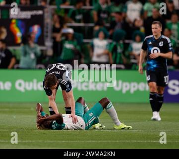 Minnesota United midfielder Wil Trapp (20) celebrates his goal with ...