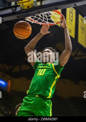Oregon forward Kwame Evans Jr. (10) dunks the ball against Wisconsin ...