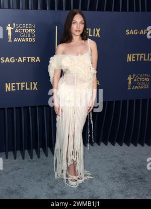 Maddie Ziegler arrives at the 30th annual Screen Actors Guild Awards on ...