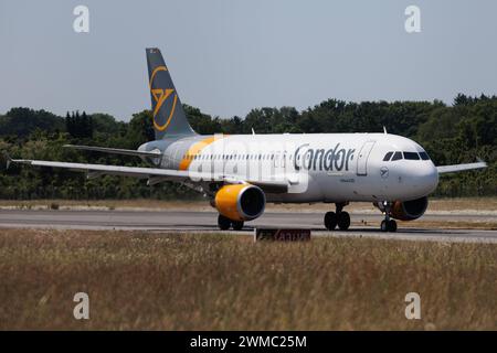 Der Airbus A320-212 A320 der Fluglinie Condor DE / CFG mit der ...