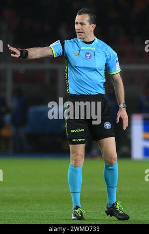 Referee Daniele Doveri gestures during the serie Serie A Enilive match ...