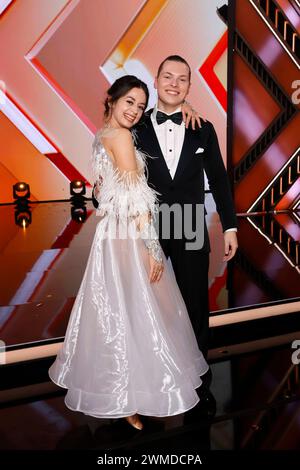 Sänger Gabriel Kelly und Tänzerin Malika Dzumaev mit Moderatorin ...