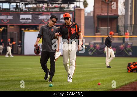 San Francisco Giants' Jung Hoo Lee runs to first base on his single ...