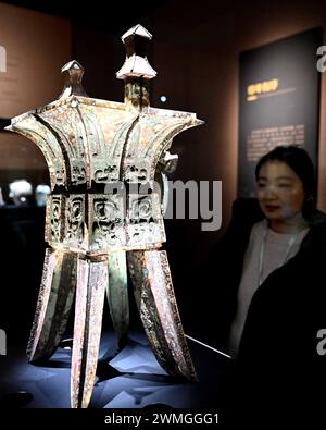(240226) -- ANYANG, Feb. 26, 2024 (Xinhua) -- A visitor takes a photo ...