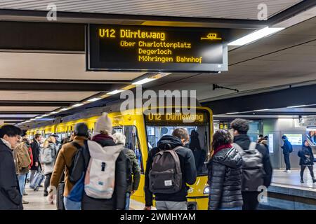 Stadtbahn Haltestelle Hauptbahnhof Stuttgart. Bahnsteig mit vielen ...