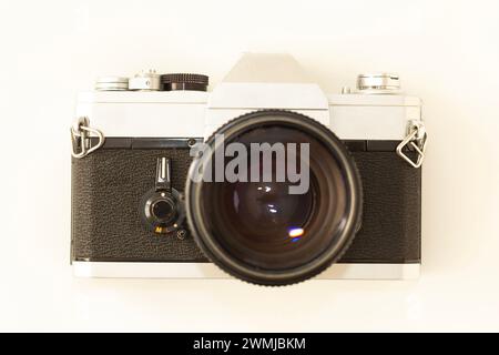 SPECTACULAR OLD REFLEX CAMERA ON A WHITE BACKGROUND WITH NEGATIVE SPACE ...