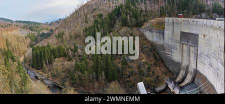 Die Okertalsperre ist eine Talsperre bei Altenau im Harz im ...