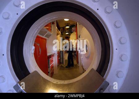 underwater station and pressure chamber for the transportation under ...