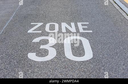 Zone 30 Auf dem Boden ist die Beschriftung Zone 30 angebracht. Es sind ...