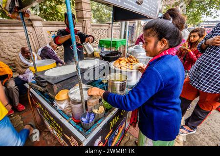 Street vendors selling food, tea and snacks in India Stock Photo - Alamy