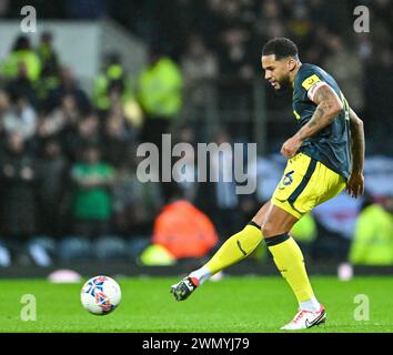 Jamaal Lascelles (6) of Newcastle United passes the ball during the ...