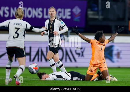 Lineth Beerensteyn (7; Niederlande) im Zweikampf mit Lou Bogaert (23 ...