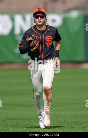 San Francisco Giants' Jung Hoo Lee, of South Korea, walks through the ...