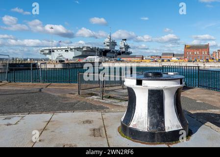 The British Naval fleet flagship HMS Queen Elizabeth docked in ...