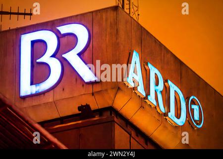 BR und ARD Logo am Funkhaus des Bayerischen Rundfunks, leuchten in der ...