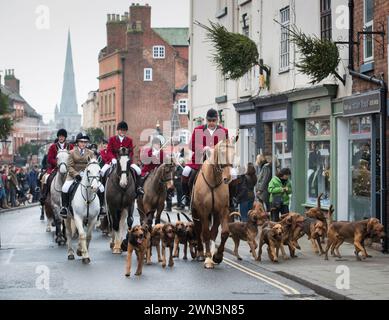 26/12/18 Bloodhounds and horses from the Four Shires Hunt gather in ...